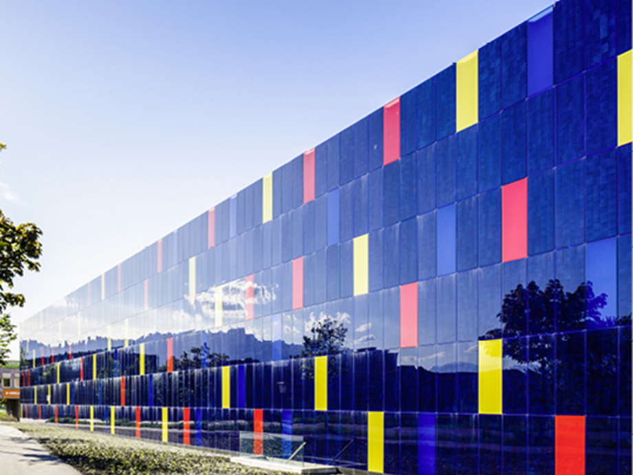 Farbige PV-Module - Solarfassaden – auf die Farbe kommt es an - GLASWELT