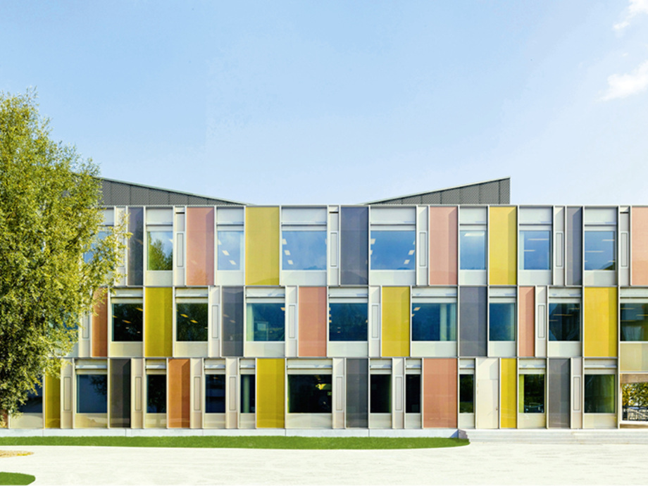 Closed-Cavity-Fassade von Wicona - Hightech-Fassade für Schulbau - GLASWELT