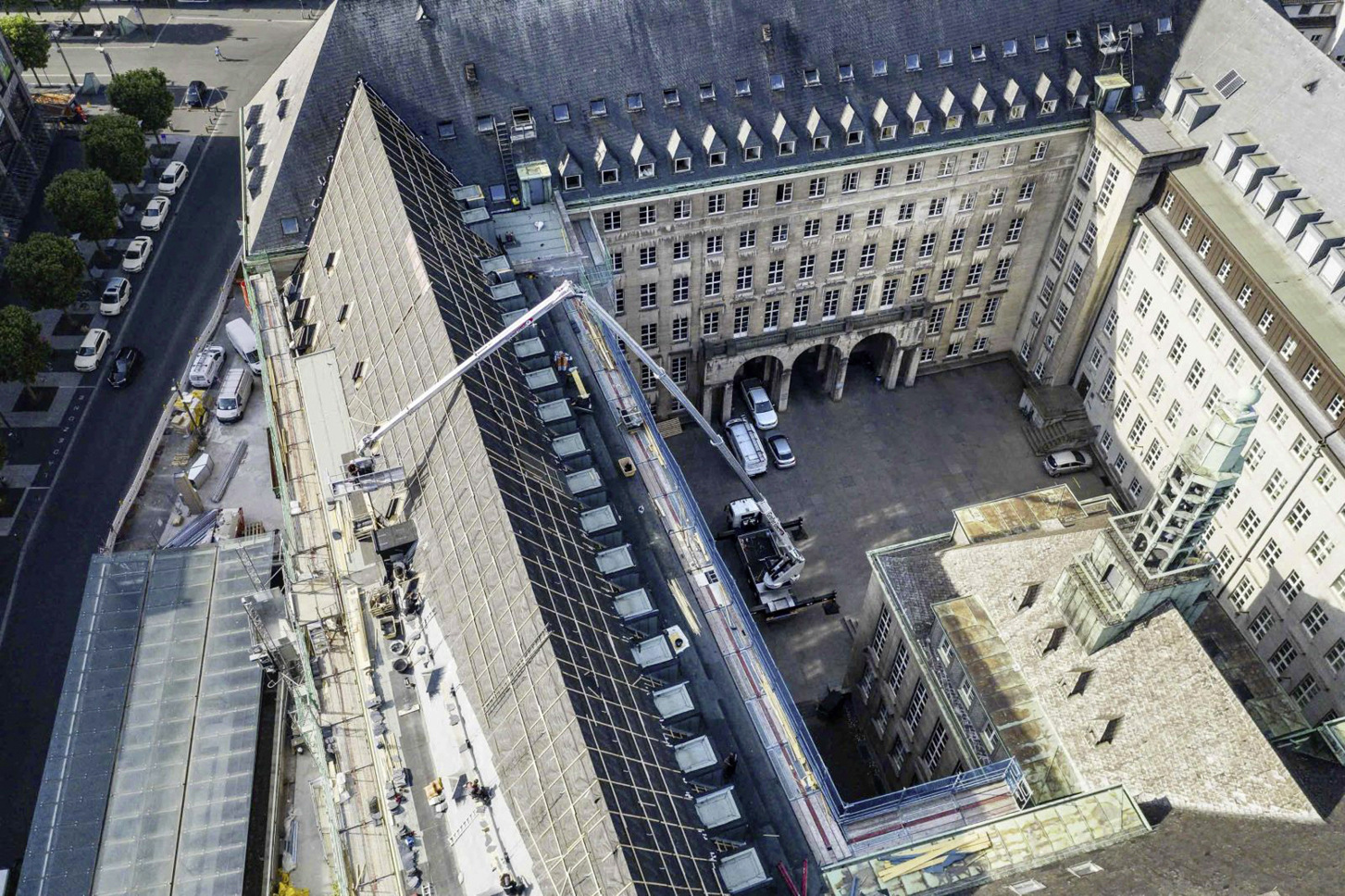 Böcker Autokran AK 52 - Per Kran über Dächer