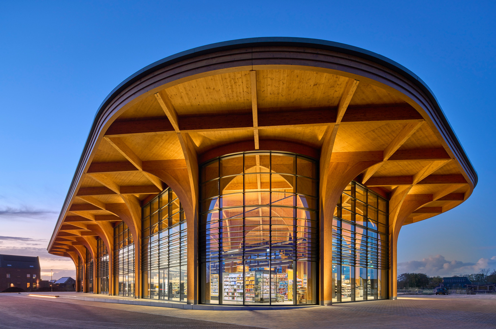 Forster Profilsysteme AG - Ein Oval aus Holz, Stahl und Glas