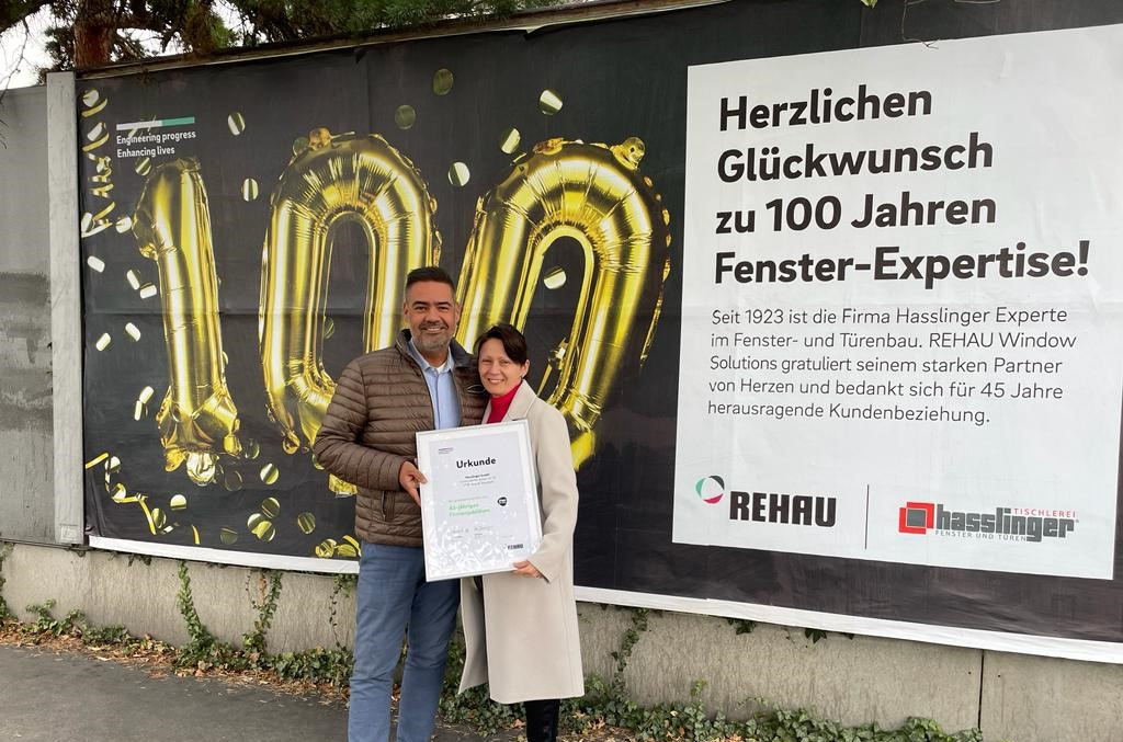 Was für einen Chronik: 100 Jahre Hasslinger Fenster, Profilgeber Rehau gratuliert